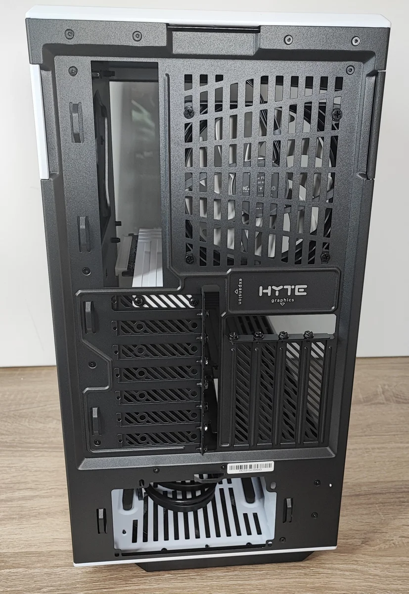 Review HYTE y40