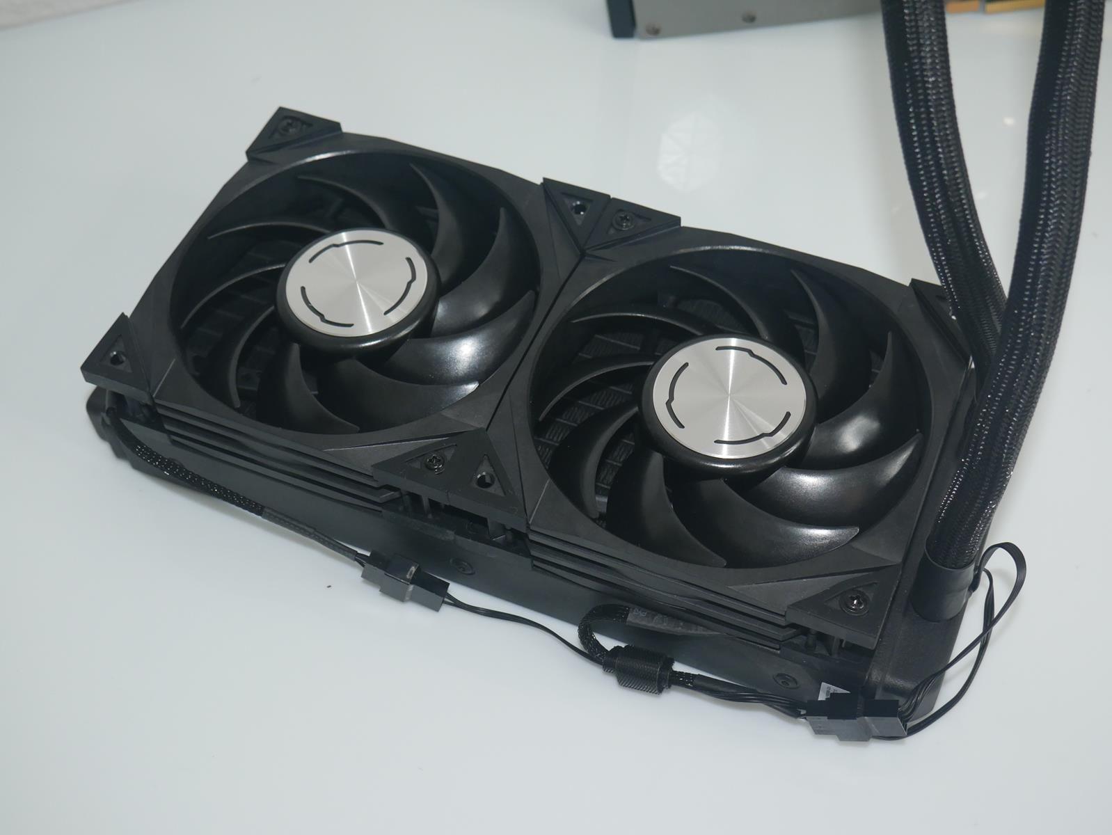 Review MSI GeForce RTX 4090 SUPRIM LIQUID X