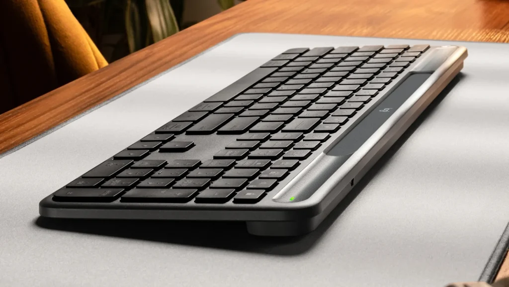 El teclado que quiere jubilar los cables: Logitech Signature Slim Solar K980 llega a lo grande