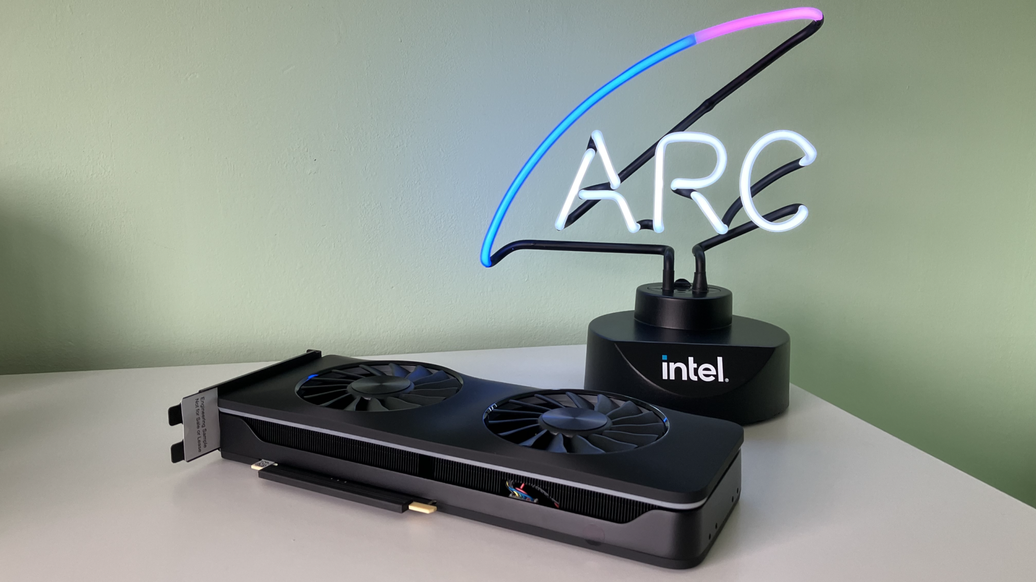 Intel mejora hasta un 40% el rendimiento de sus gráficas Arc con su ...